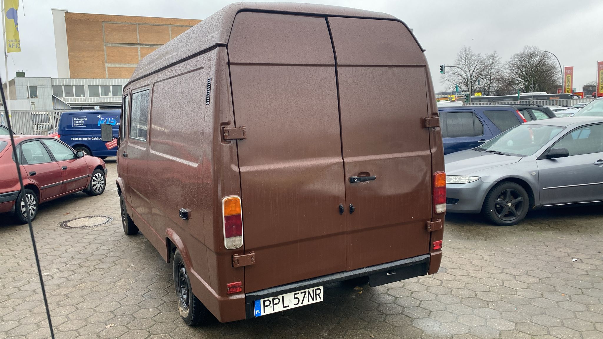 Mercedes 208 – AfricaCarz